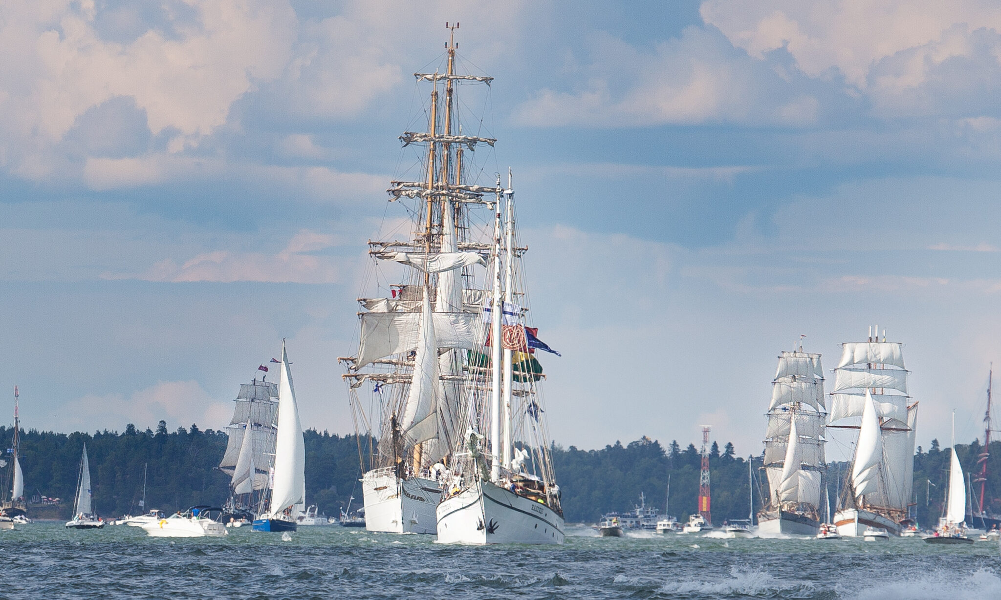 Rotary & Friends bjuder dig att njuta av Tall Ships Races parad med ...