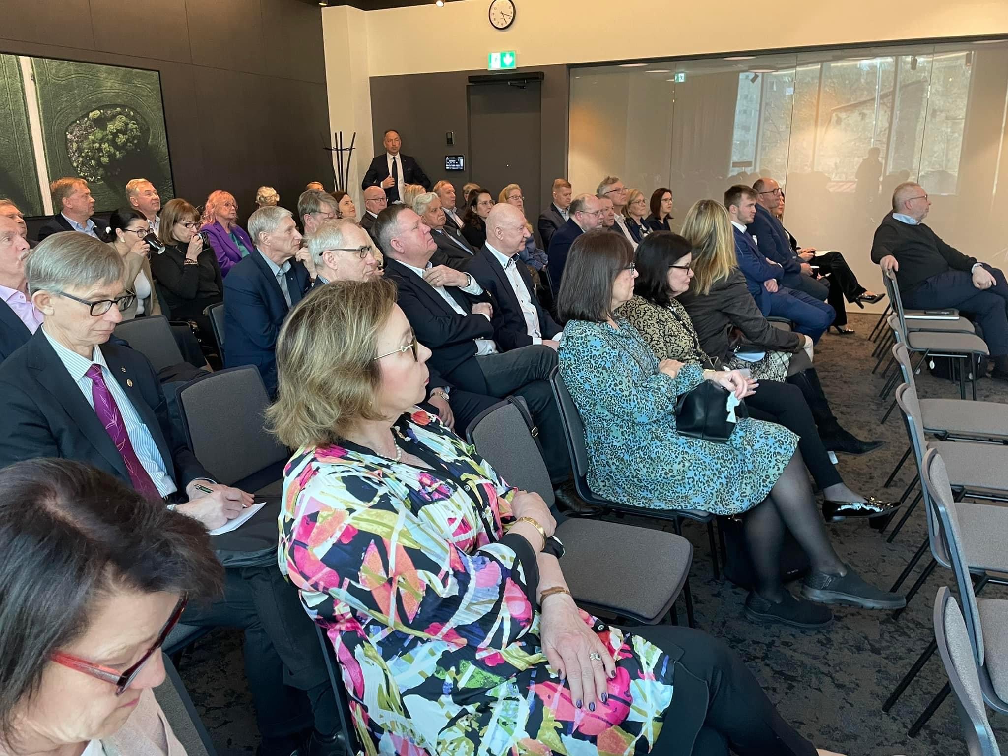 Piirin kevätkokous suuntasi katseen tulevaan rotaryvuoteen - Piiri 1420