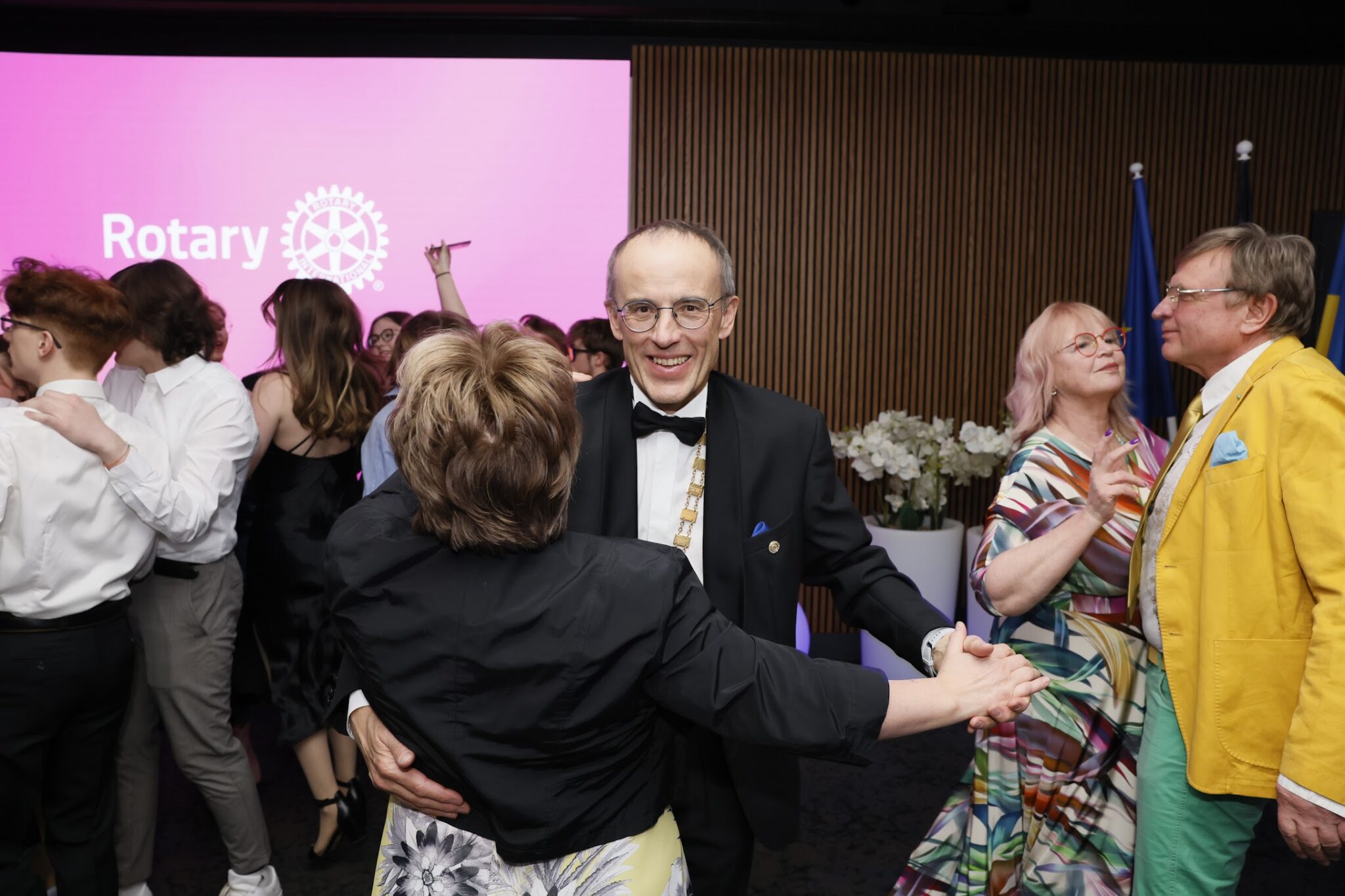 Aurinkoinen Tallinna kokosi rotarit tanssivaan piirikonferenssiin ...